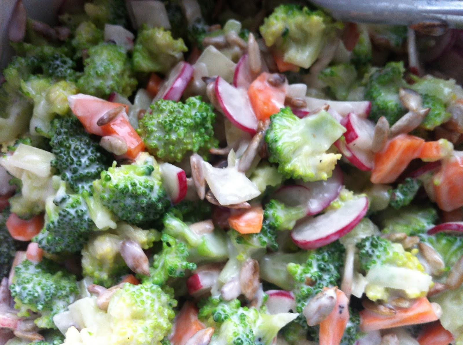 God mad og søde sager: Broccolisalat med et tvist af gulerod og radise