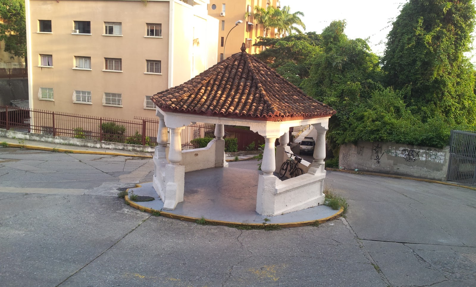 juan el castelló: Gazebo Los Caobos, Edificio Vista. Caracas. 18:15 ...