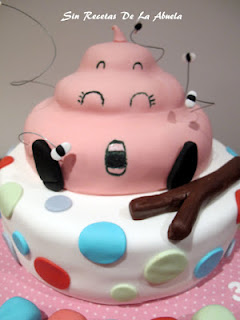 SIN RECETAS DE LA ABUELA: TARTA ARALE DECORADA CON FONDANT DE NUBES.
