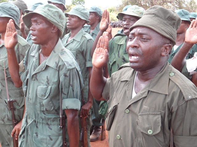 Mh. Zitto Kabwe na Azan wamaliza mafunzo yao ya JKT kambi ya Mgambo ...