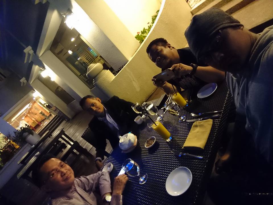 Menang , sepasukan. Kalah pun , sepasukan ! Jangan kecam seorang saja ...