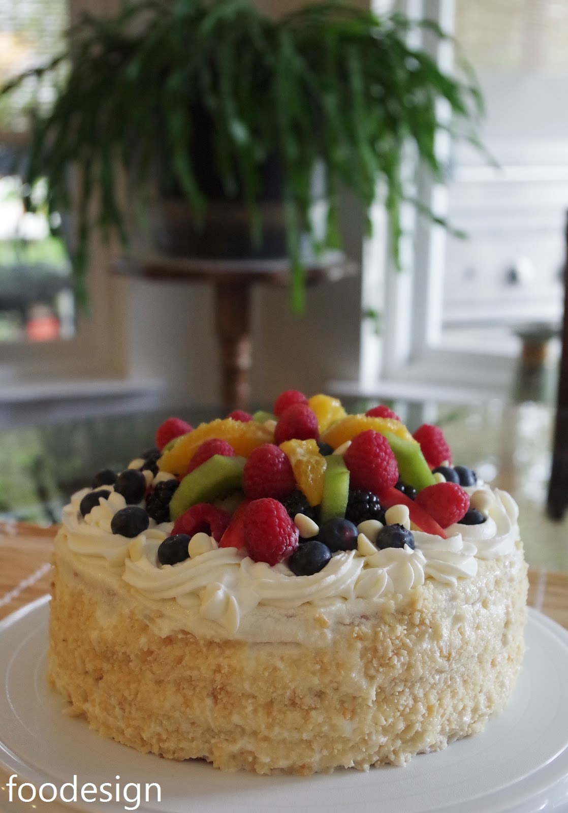 foodesign: white chocolate torte with fresh fruit