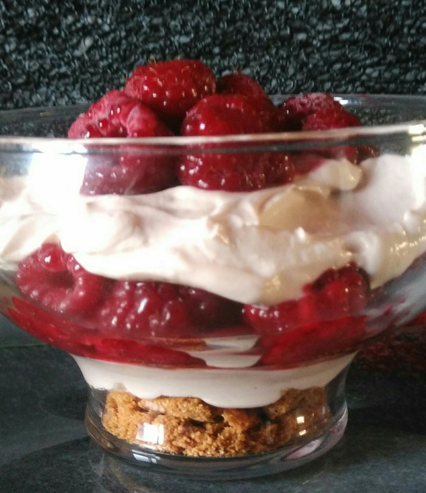 Du bonheur... Framboises , mascarpone sur brisure de speculoos...