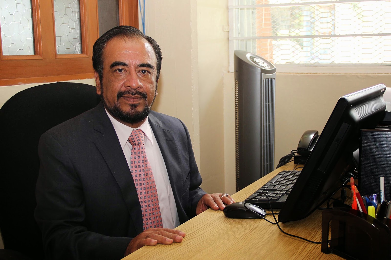 NUEVO DIRECTOR DE LA EMISORA DE RADIO UNIVERSIDAD | Expresion una nueva ...