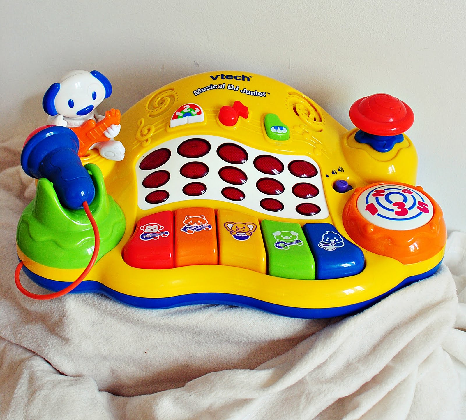MaMa shop PaPa drop: VTECH MUSICAL DJ JUNIOR