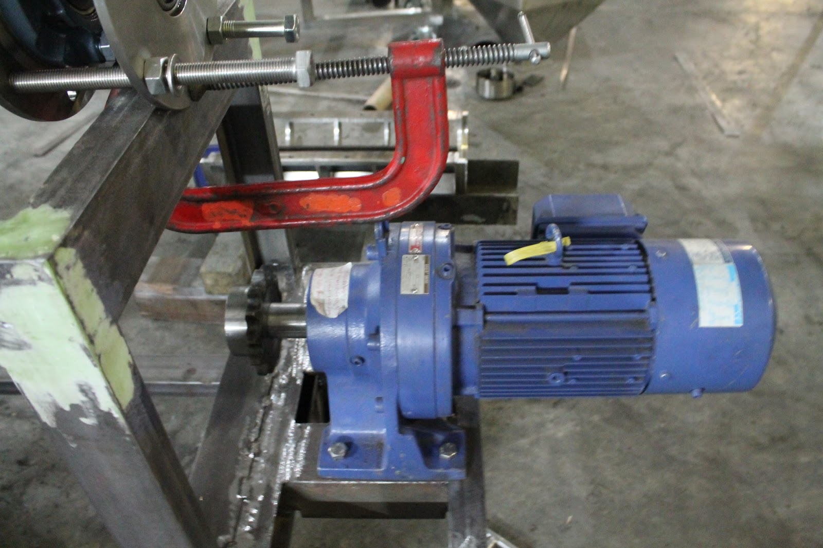 MESIN FARMASI: SCREW PRESS SANTAN KELAPA