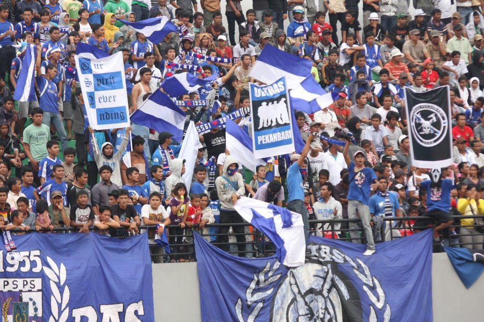 ULTRAS: Flag On Two Stick