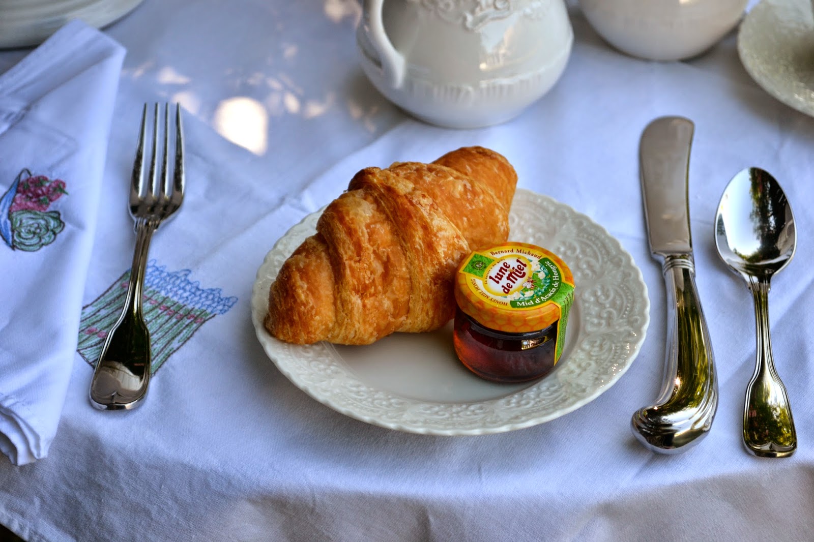 THE FRENCH HUTCH: TEA TIME TABLE FOR TWO