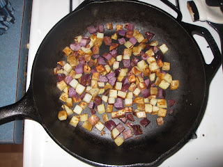 Harvesting Trash Can Potatoes — Green Lifestyle Changes