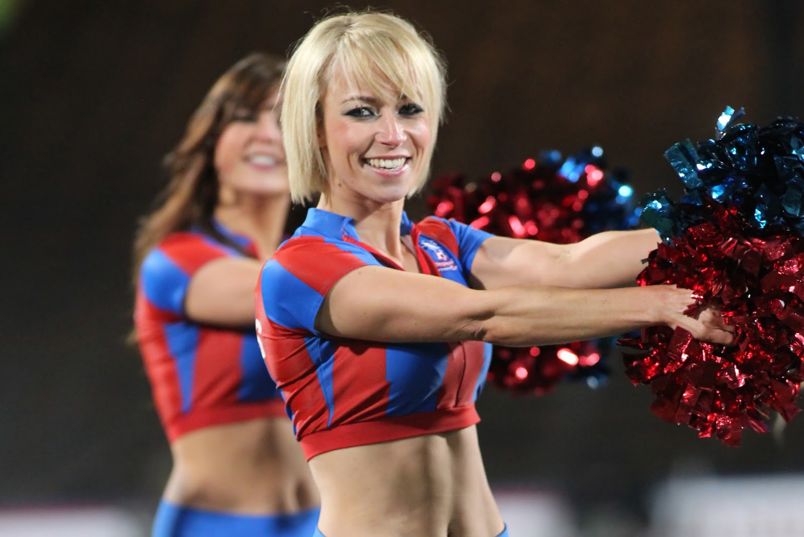 Crystal Palace Cheerleaders do Gangnam Style - SPORT365
