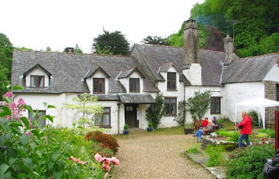 A GHOSTLY FACE AT THE WINDOW? | Haunted Earth`s Ghost World