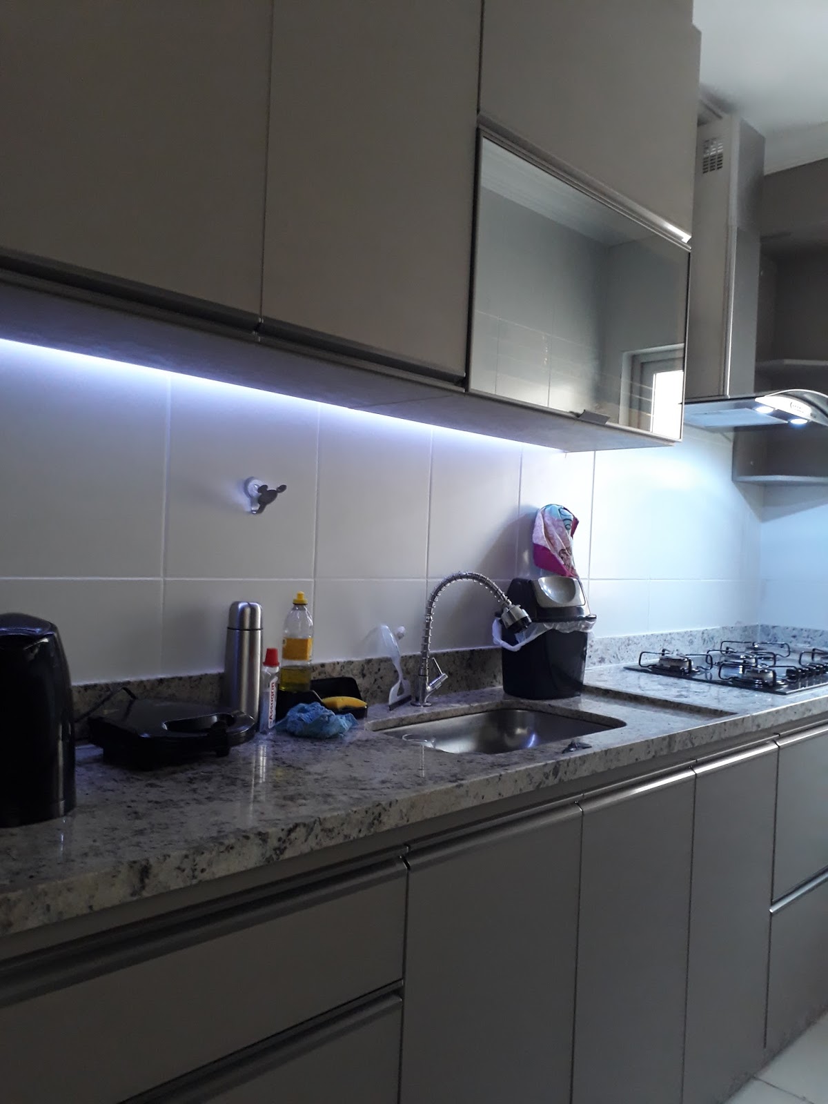 cozinha mdf fendi com puxador bronze