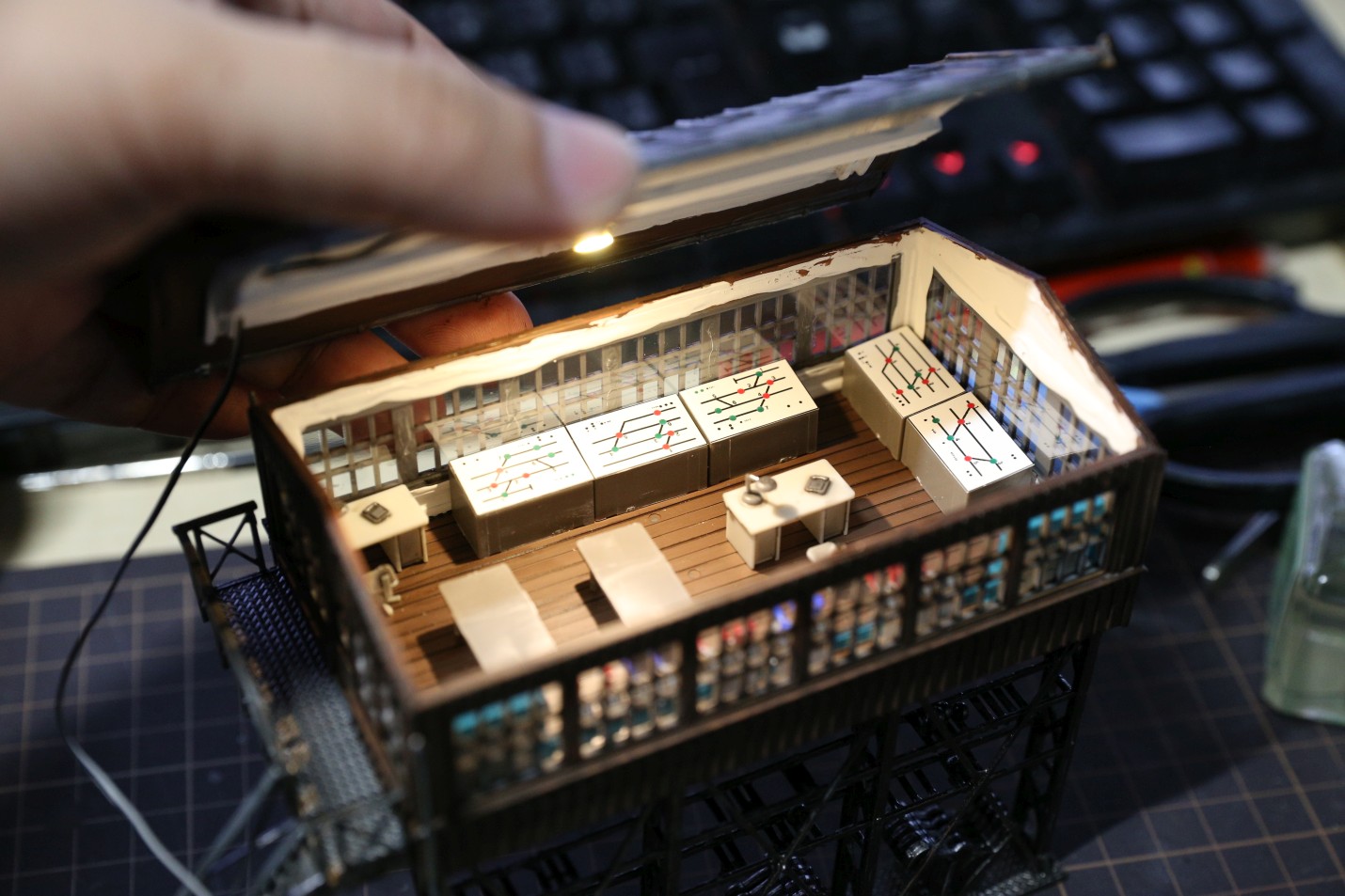 LEDの設置個所は決められているけど屋根を取り外し可能にしたいのと、良い感じの影が出る場所をさぐった。