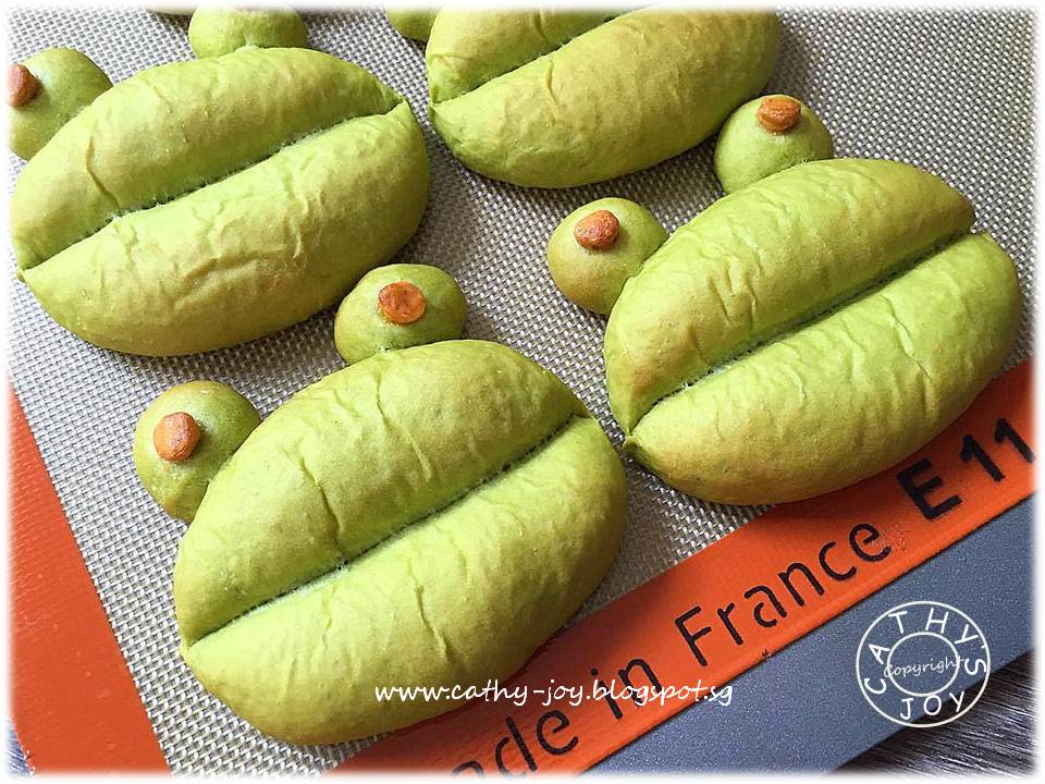 cathy's joy: Matcha Azuki Bean Frog Buns