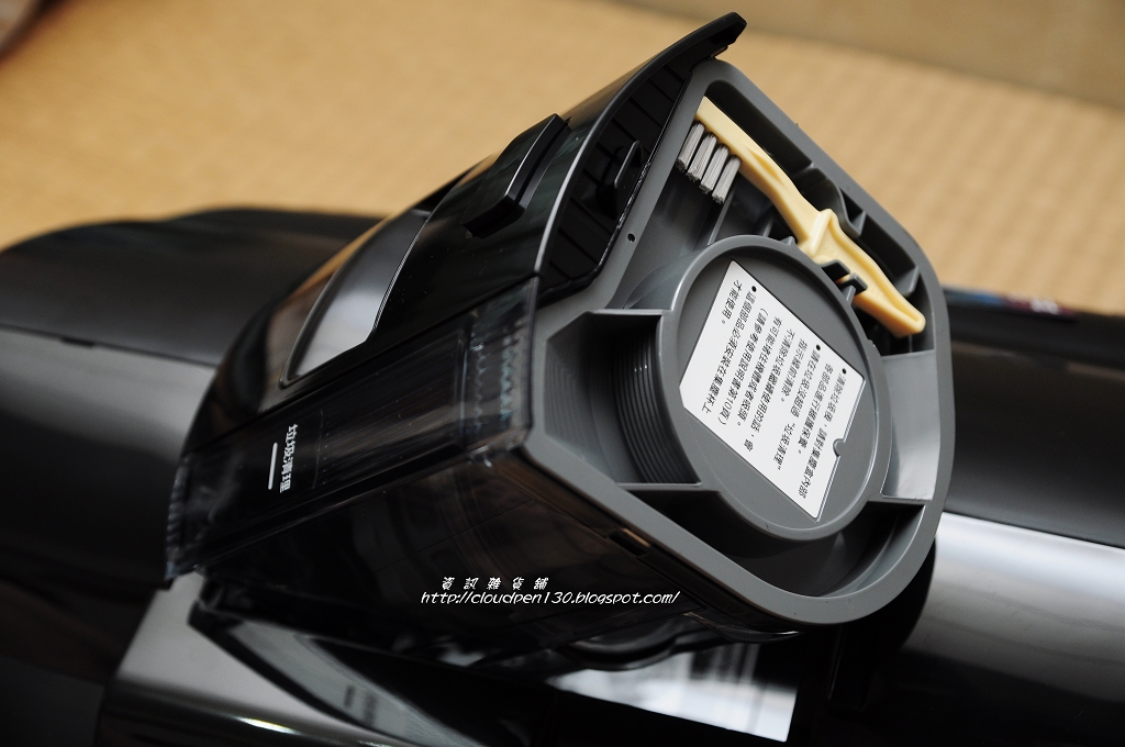 資訊雜貨舖: [開箱文] 松下 Panasonic MC-U53AT 負離子遠心力直立式吸塵器 - 未來的清潔工作就交給你了!!!