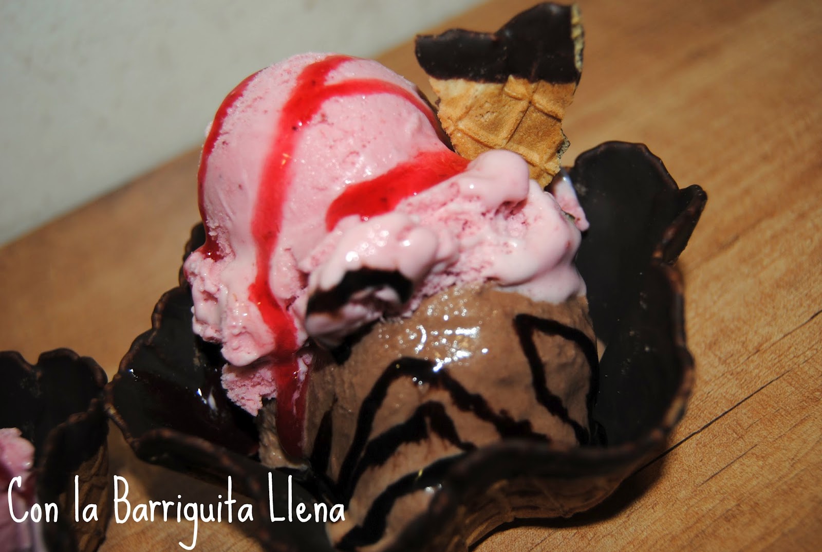 CON LA BARRIGUITA LLENA: Helado de chocolate y fresa