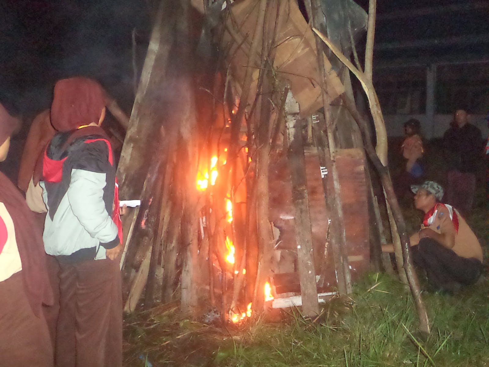 Pembakaran unggun api gelombang II tahun 2014 ~ MADING PRAMUKA
