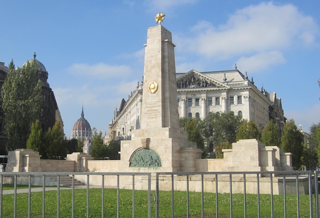 Zombie Parent's Guide: Szabadsagter/Liberty Square, Budapest