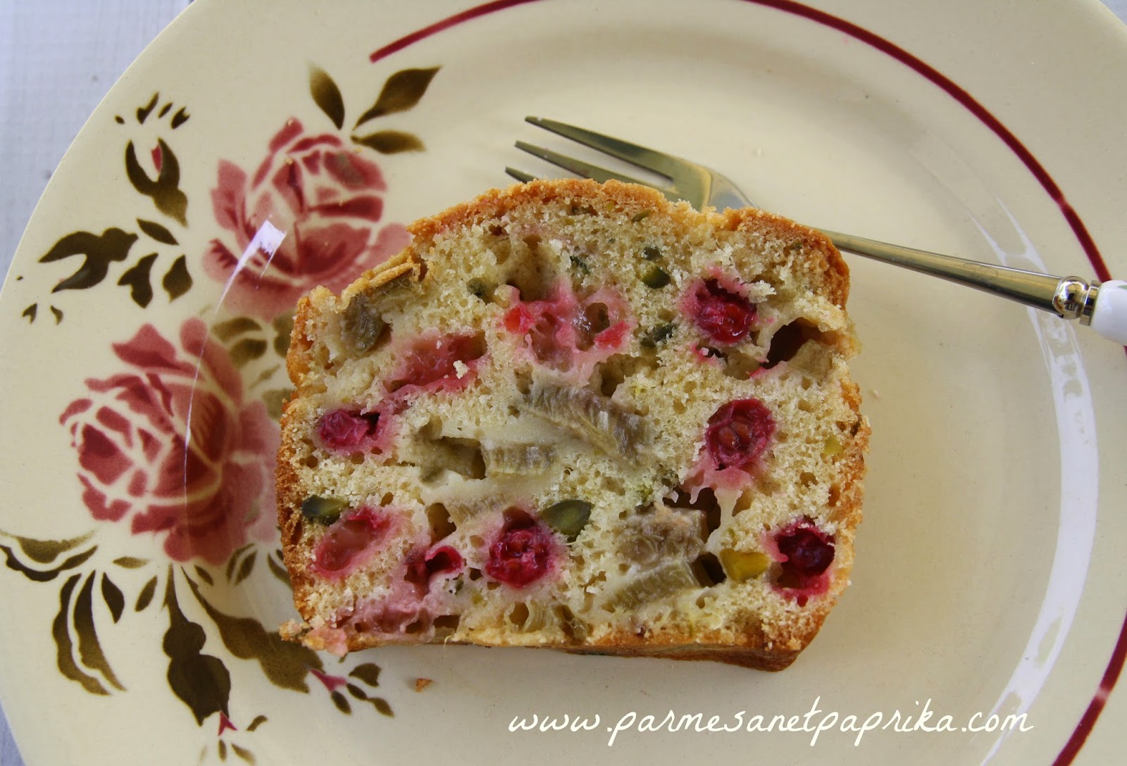 Parmesan et Paprika: Cake Rhubarbe, Groseilles et Pistaches