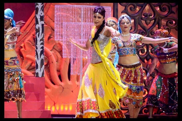 Rocking performance on stage - cinefashiongallery