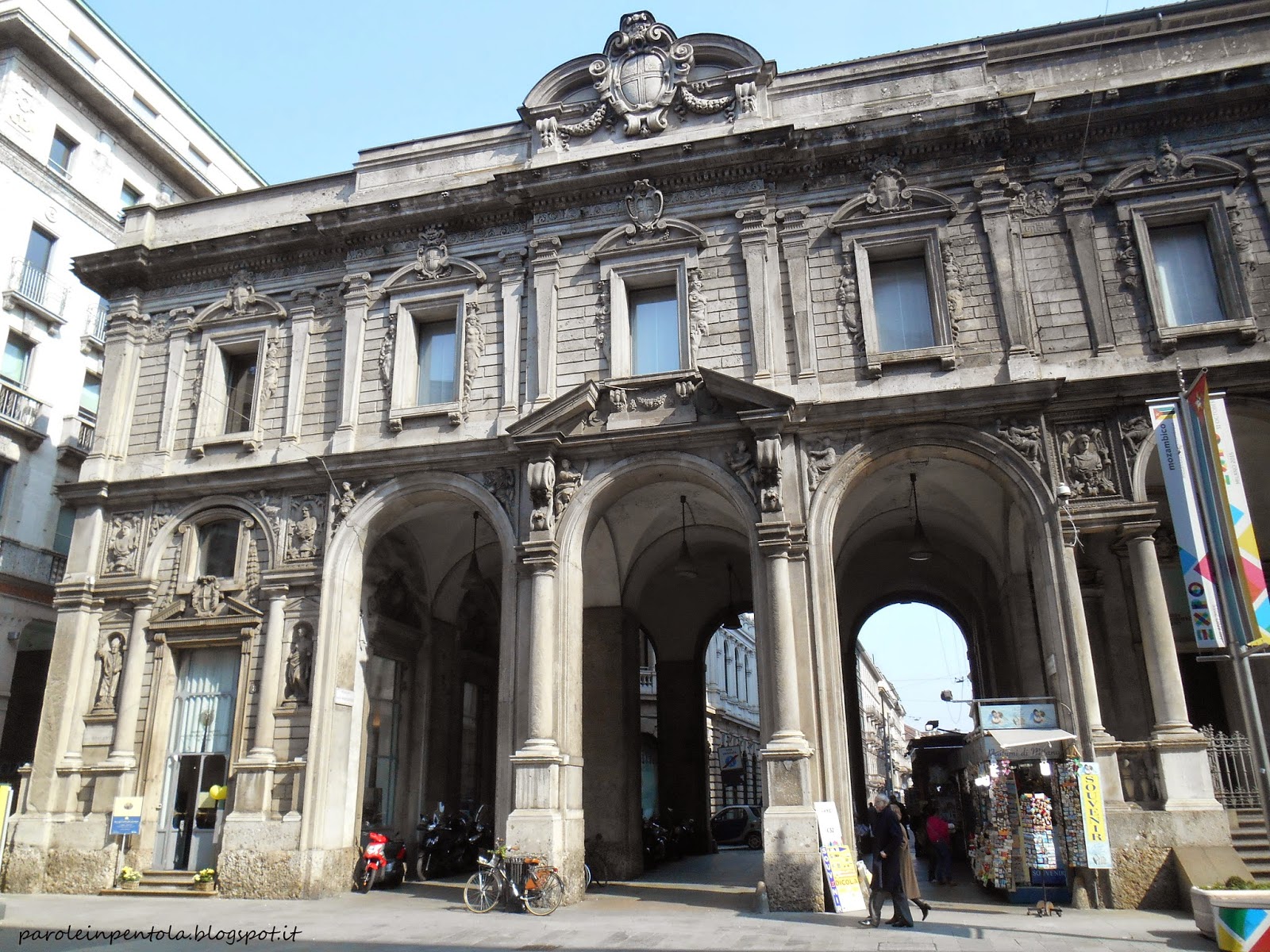 Milano. Piazza dei Mercanti.