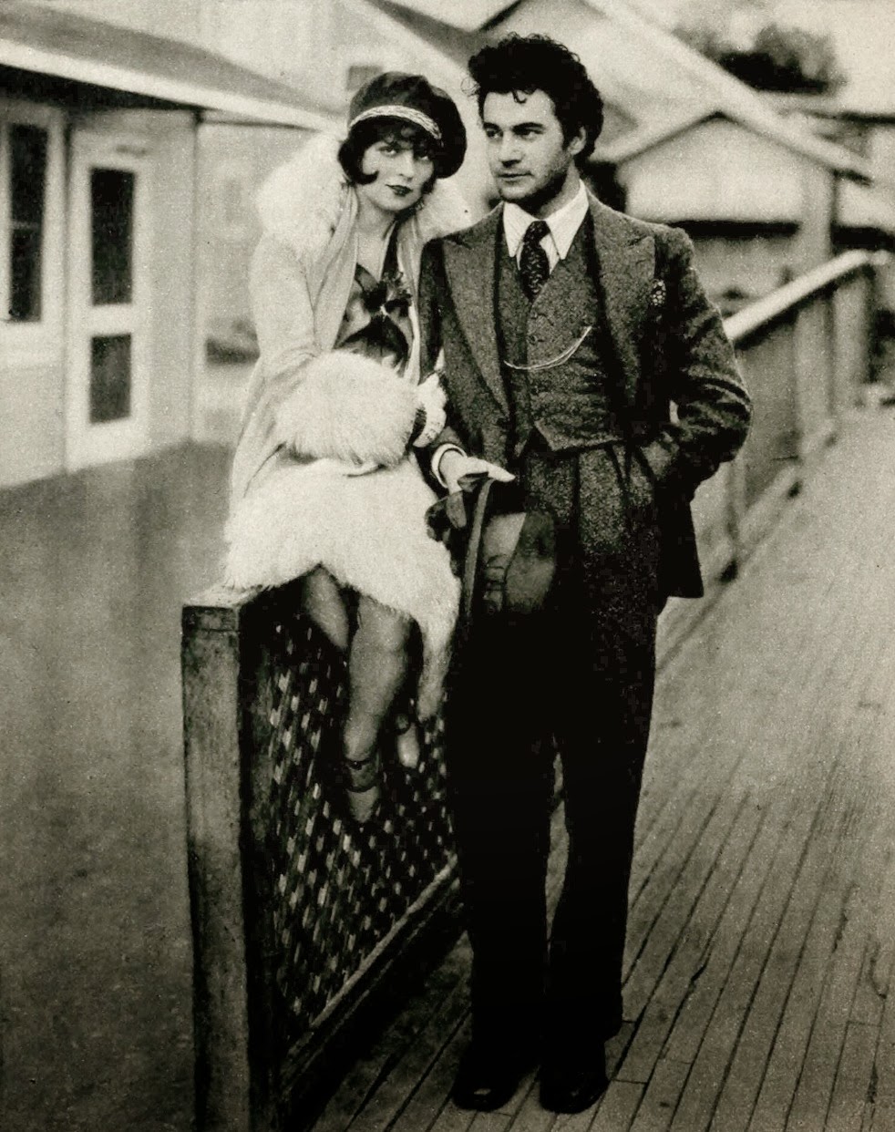 A PERSON IN THE DARK: Clara Bow and Gilbert Roland: Brief Romance ...