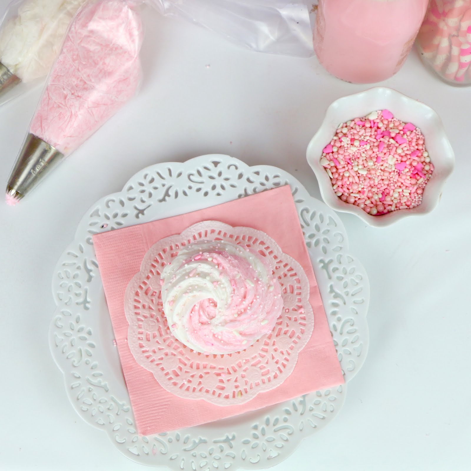 {VIDEO} How To Pipe a Two-Toned Frosting Cupcake Swirl - The Lindsay Ann