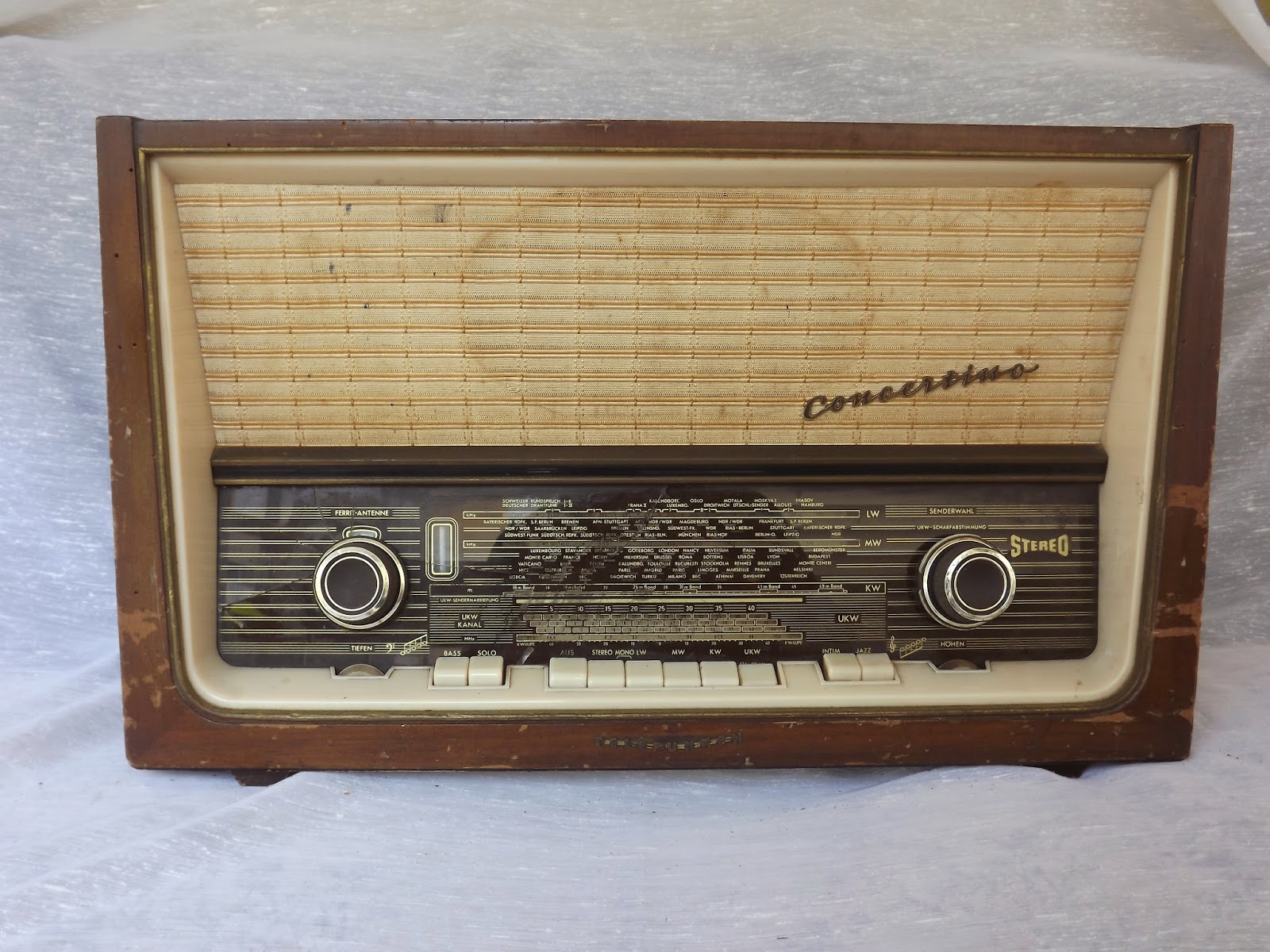 Os rádios do Claudino: Rádio Telefunken modelo Concertino-Stereo 2093