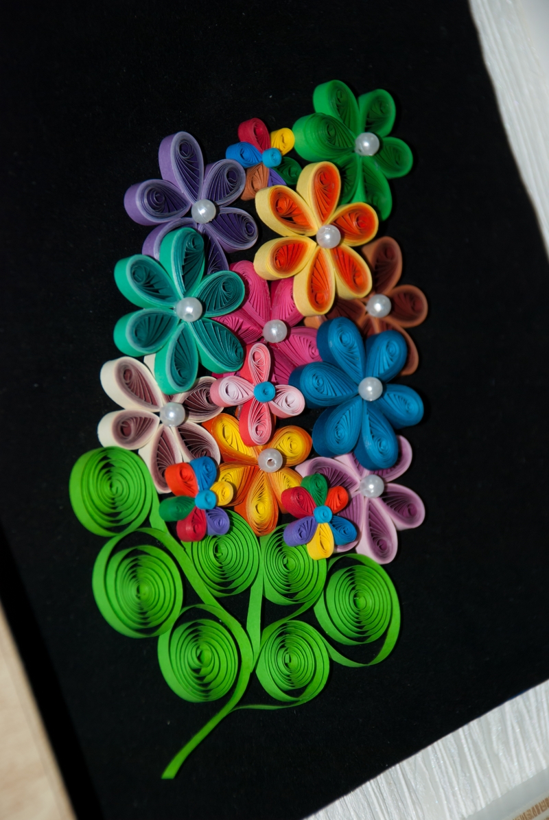 Laurus Cassia: Double Toned Quilled Flowers...