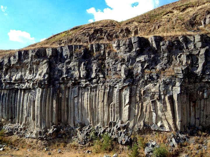 Coloanele de bazalt de la Racos au inaltimi de 15-18m si latimi de 70cm