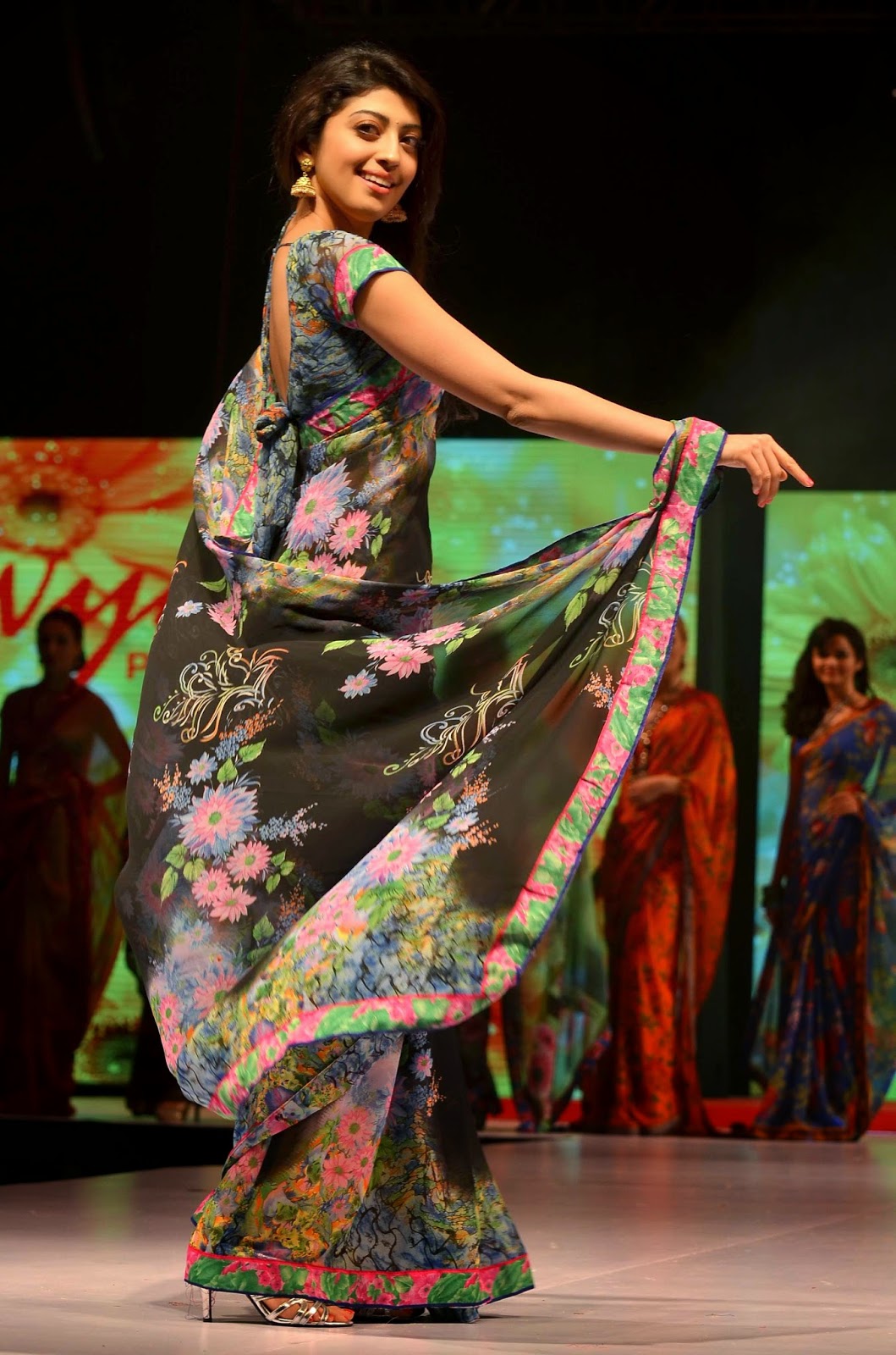 Pranitha ramp walk in Saree at Fashion Thrills Fashion Show | Stylish ...