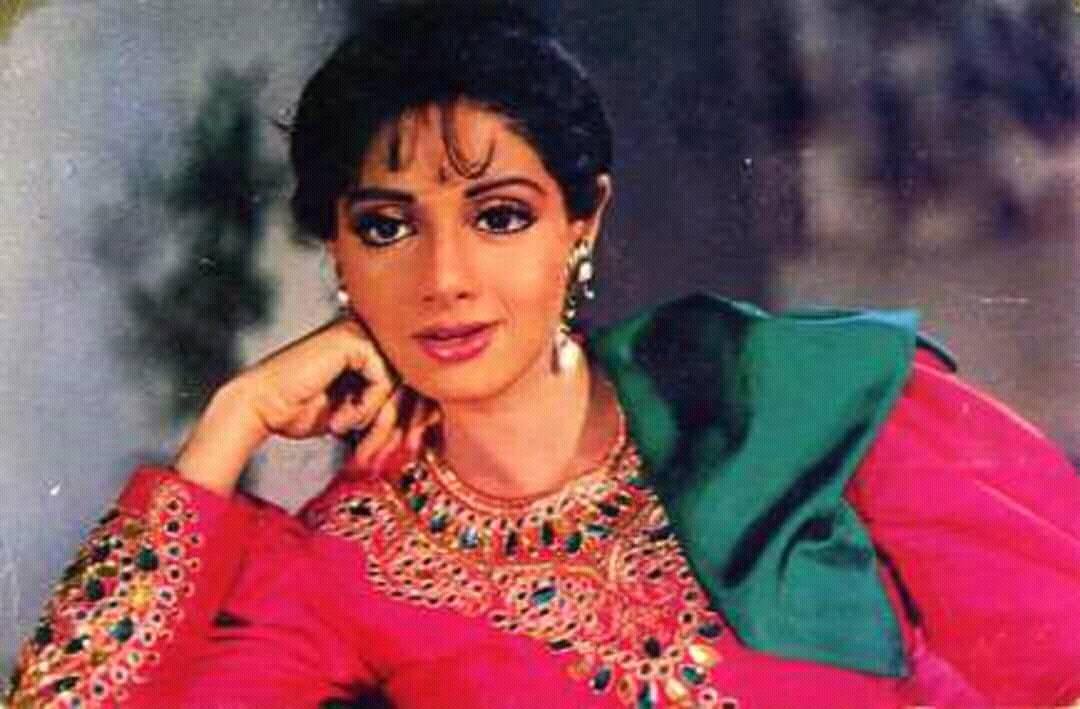 Sridevi: Sridevi rocking 80s Bollywood Fashion in Naaka Bandi
