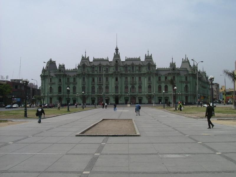 Edificio Rímac (Palacio Francés) en el Paseo de la República en Lima - Perú