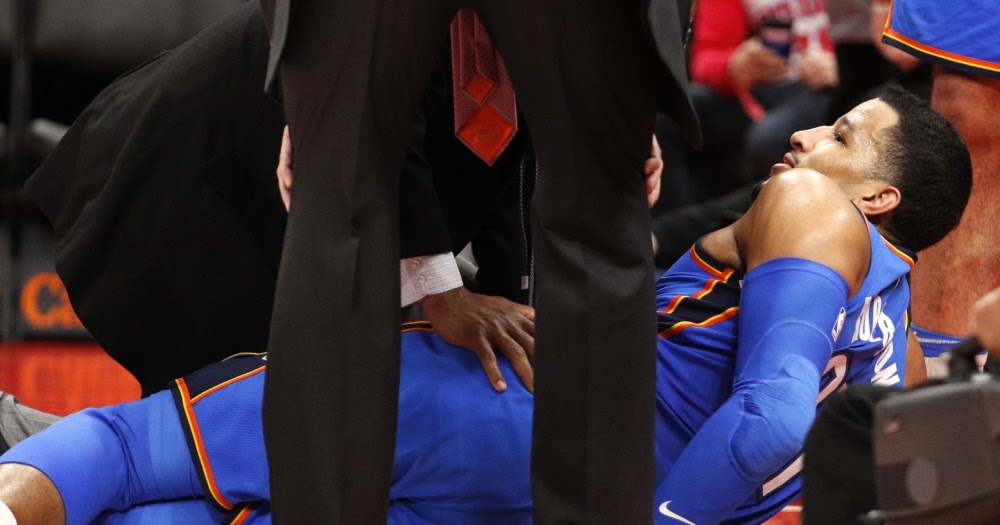 Andre Roberson cai de forma assustadora e está fora da temporada na NBA