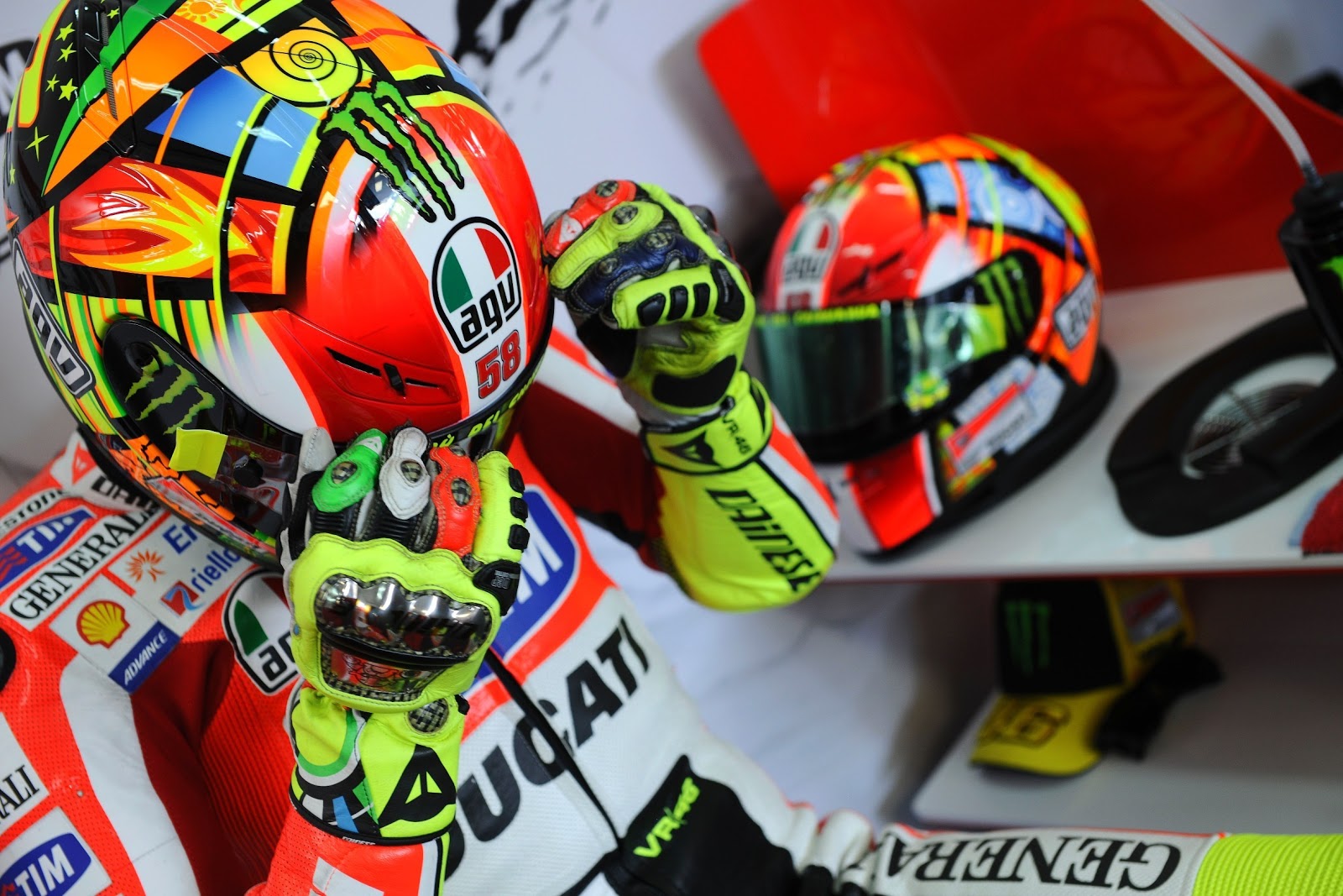 Rossi's helmet tribute to Marco Simoncelli - Momentum Blog