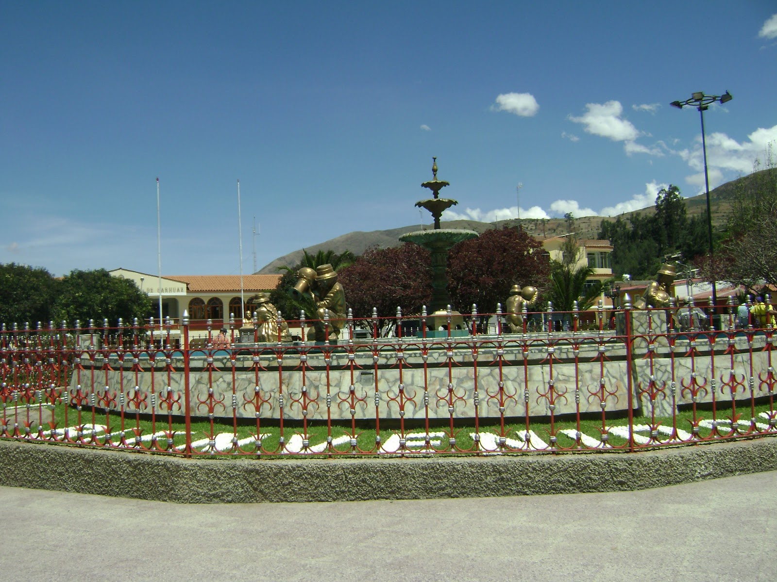 CONOCIENDO NUESTRA REGION: PLAZA DE ARMAS DE CARHUAZ