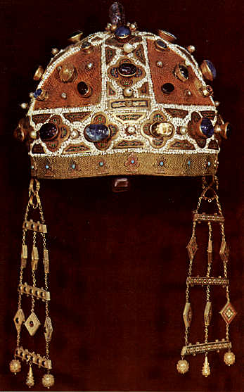 Klave Centesca THE BLOG: New Papal Tiara for the reigning Pontiff, Pope ...