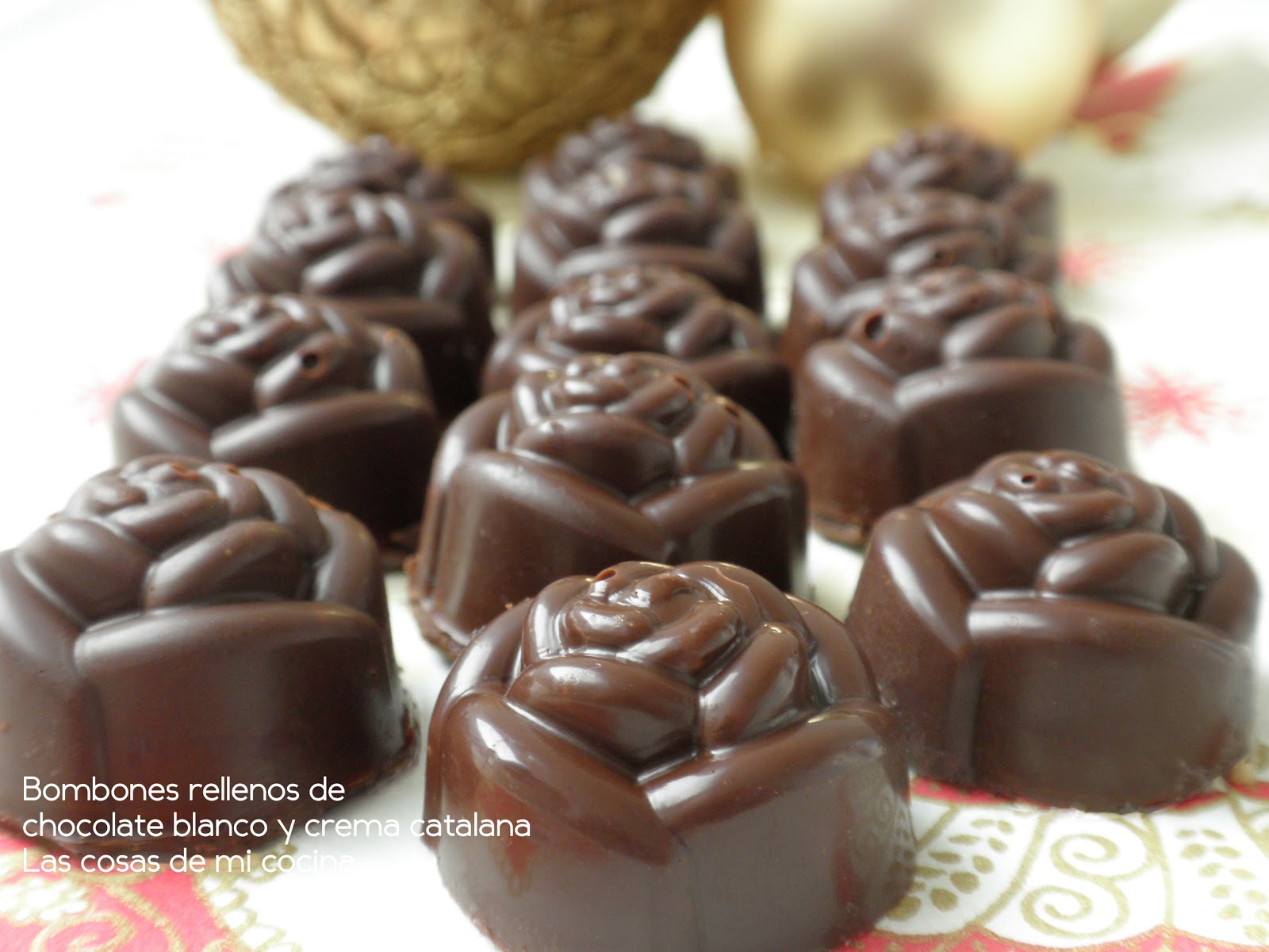 Bombones rellenos de chocolate blanco y crema catalana - Las cosas de ...