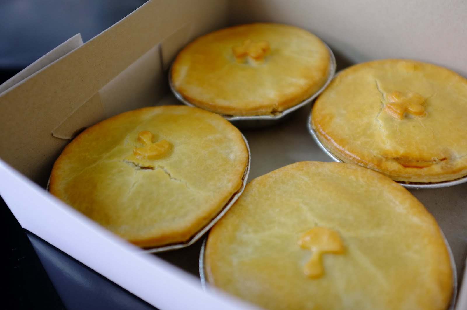 MELODY EATS THE WORLD: Big Ben's Pies