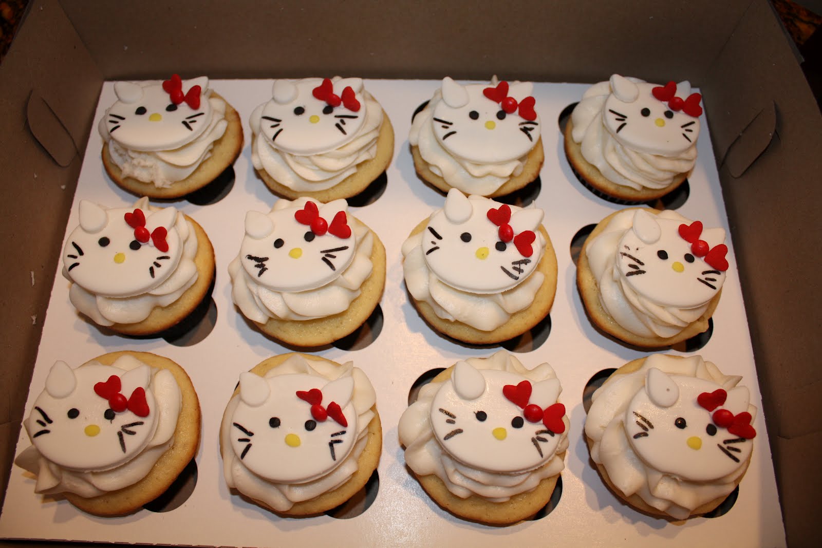 Two Sweet Bakery: Hello Kitty cupcakes