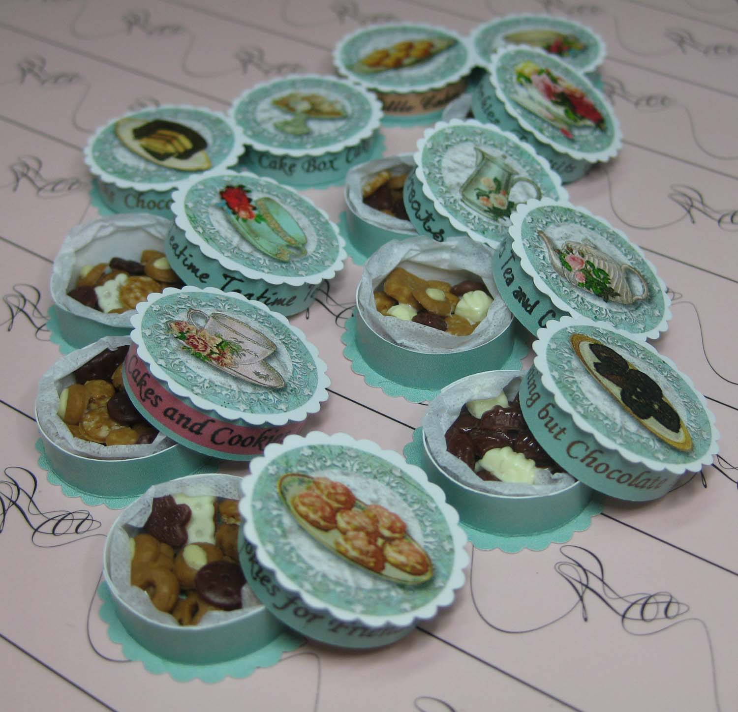 Make It Small: Cookie Boxes with Cookies!