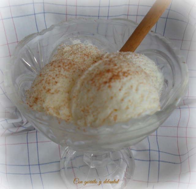 CON GORRITO Y DELANTAL: Helado de leche merengada