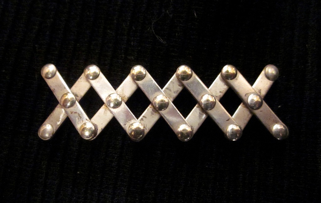 Idiosyncratic Fashionistas: Buttons, Buttons, Who's Got the Tender Buttons