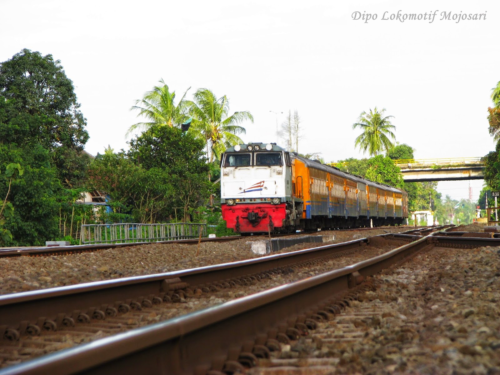 Kereta Api Indonesia: Rangkaian KA Bengawan Melintas di Stasiun Patukan ...