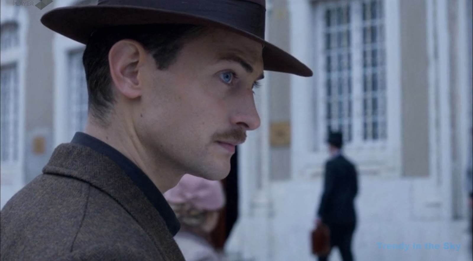 Trendy in the Sky: El tiempo entre costuras: vestuario. Capítulo 9.