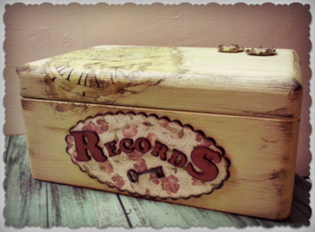Una caja para guardar recuerdos, decorada con transferencias y ...