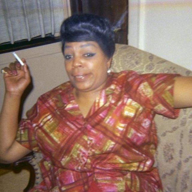 37 Candid Color Snaps of Women Smoking Cigarettes From Between the ...