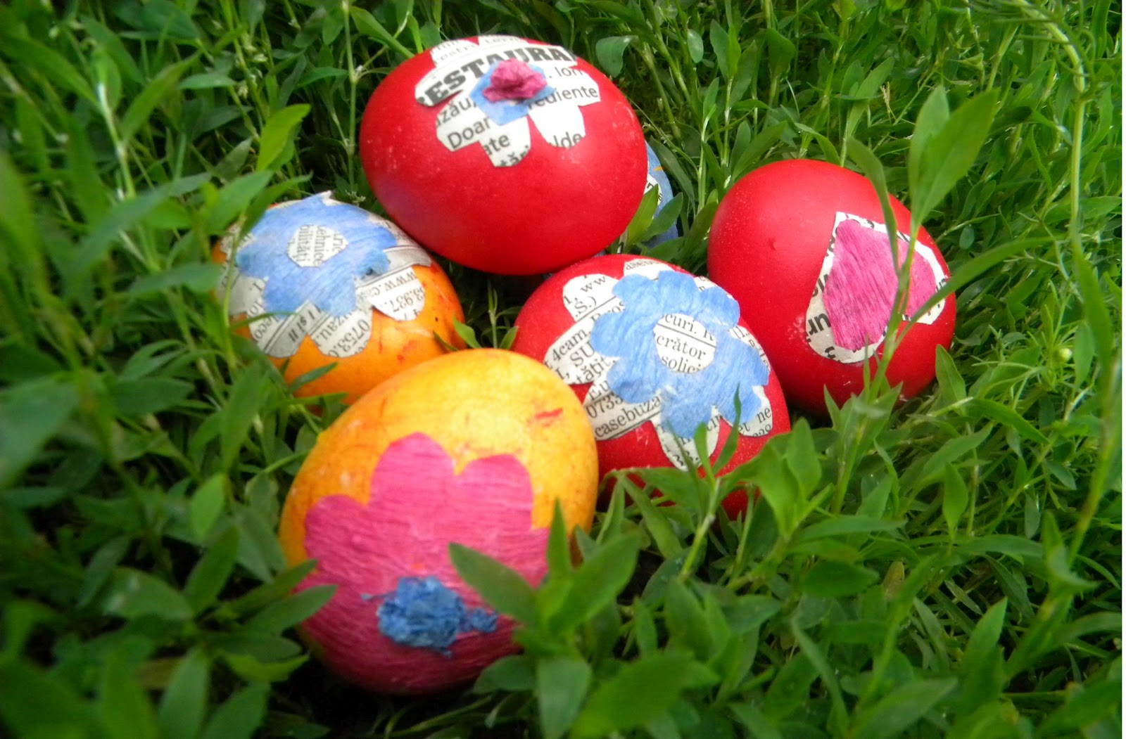 Emella's World: Oua decorate cu ziar si hartie creponata