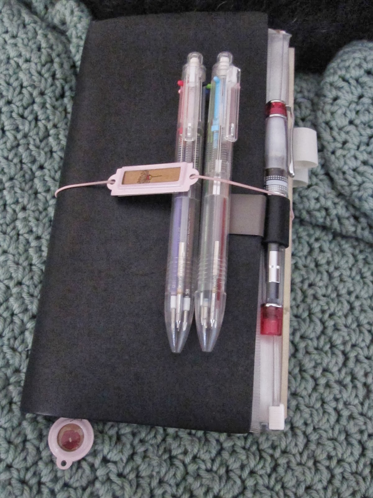 The Storage Studio: Carrying Pens in a Midori