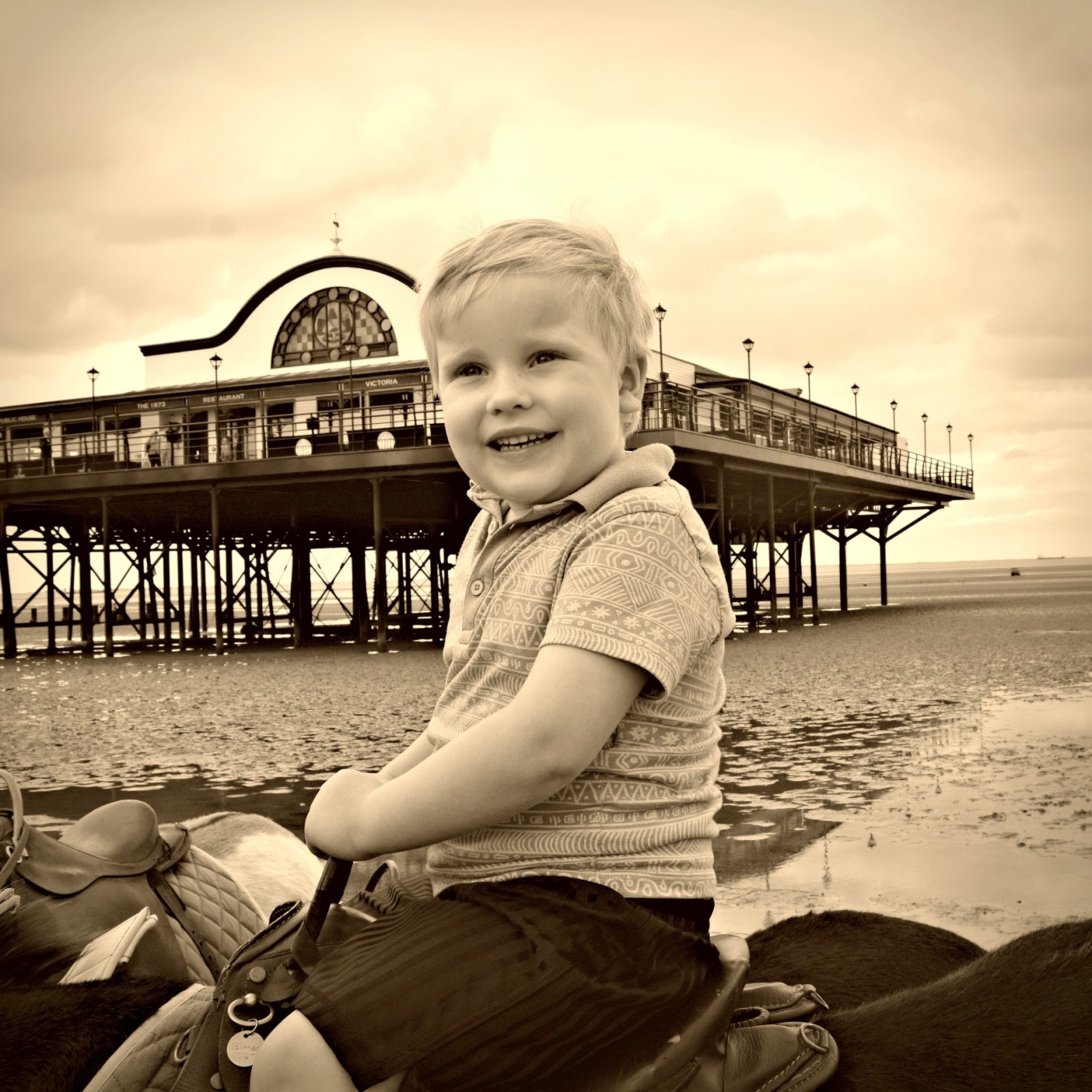 Wafflemama.: Exploring Moggs Eye Beach || Lincolnshire